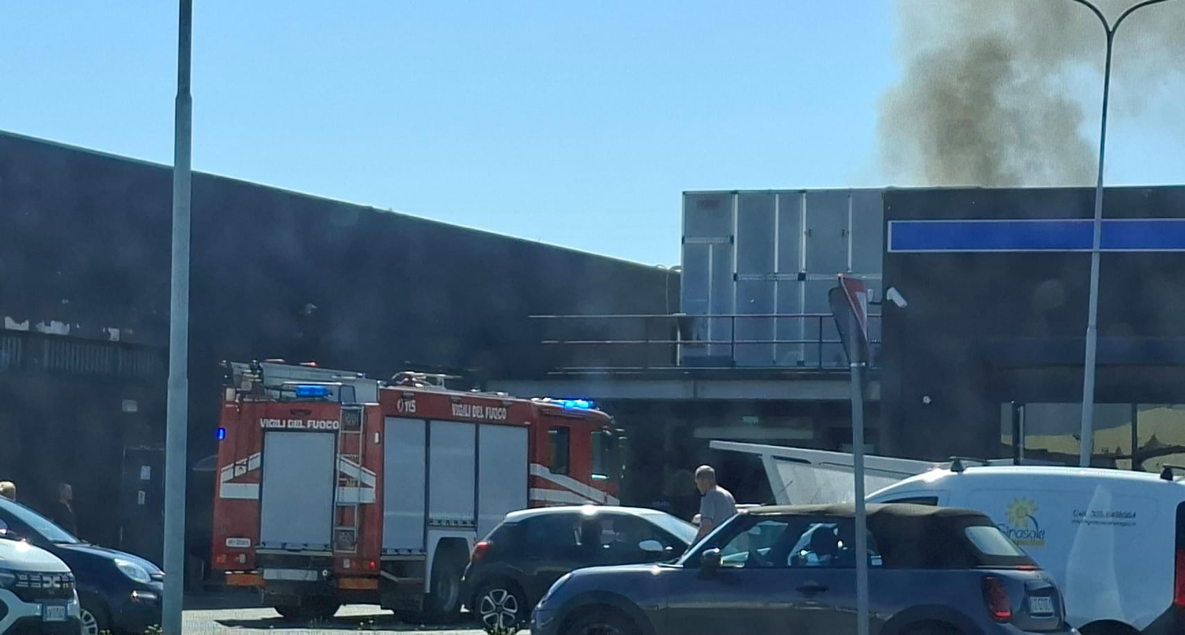 Colonna di fumo al centro commerciale di Caravaggio, pompieri già sul ...